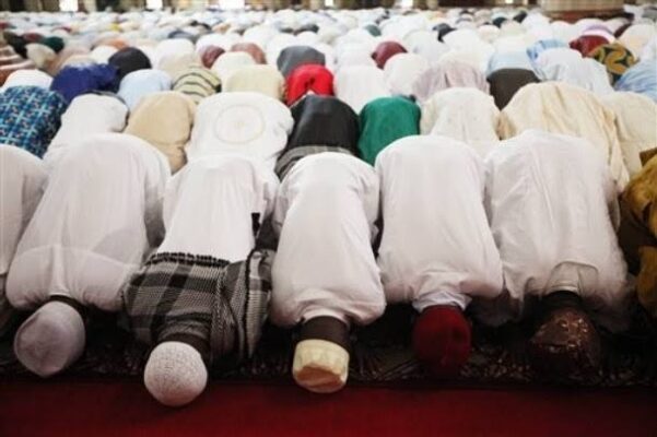 Eid-El-Kabir: APC, PDP leaders shun differences, unite at prayer ground ...