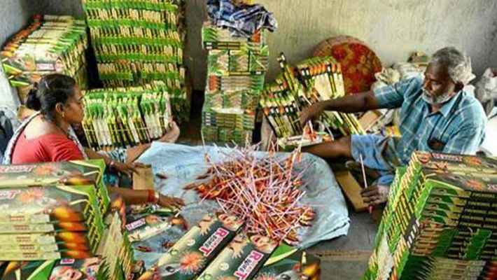 Firecrackers banned in Indian capital over air pollution
